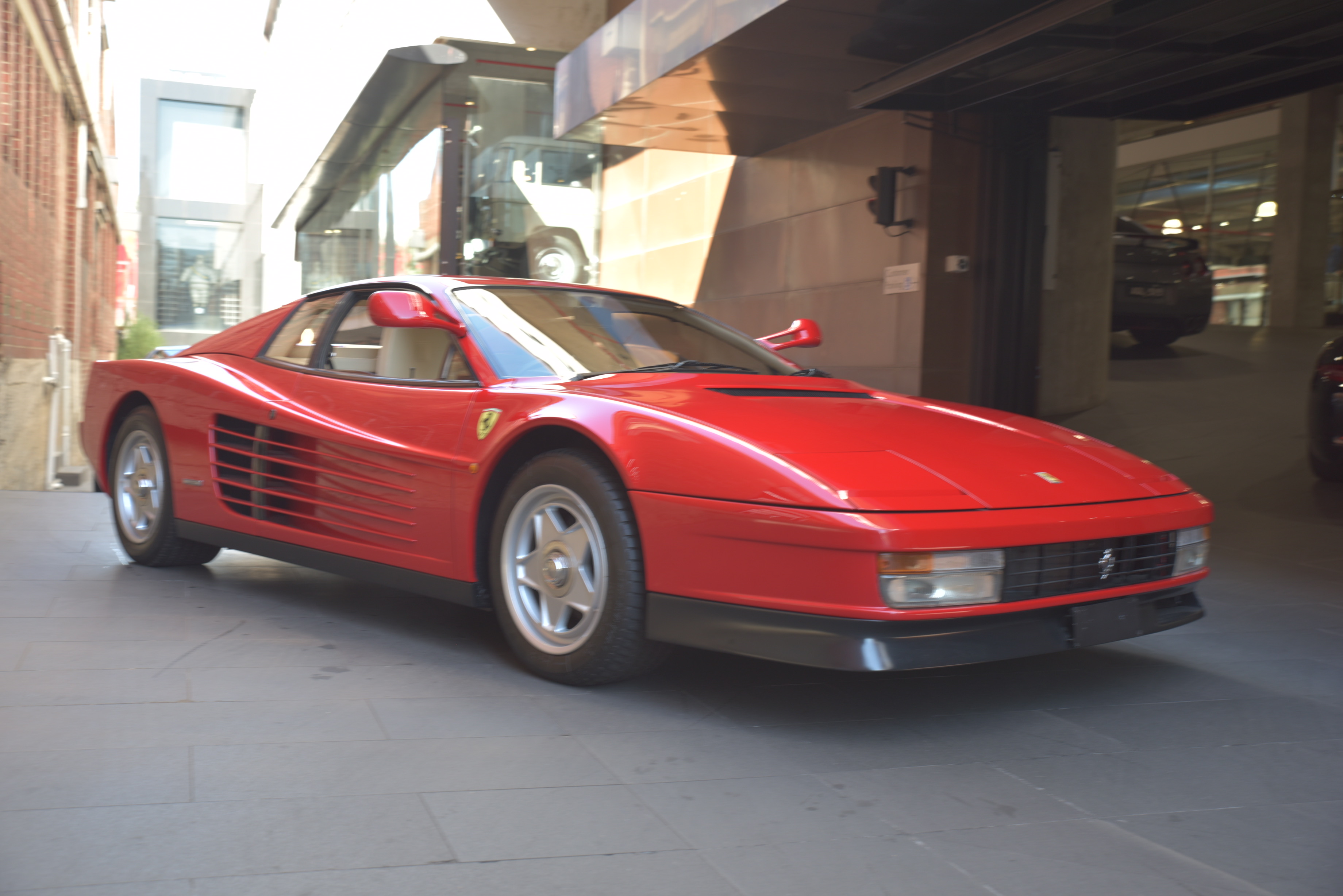 1985 Ferrari Testarossa - (Flying Mirror / Centre Lock Hubs)