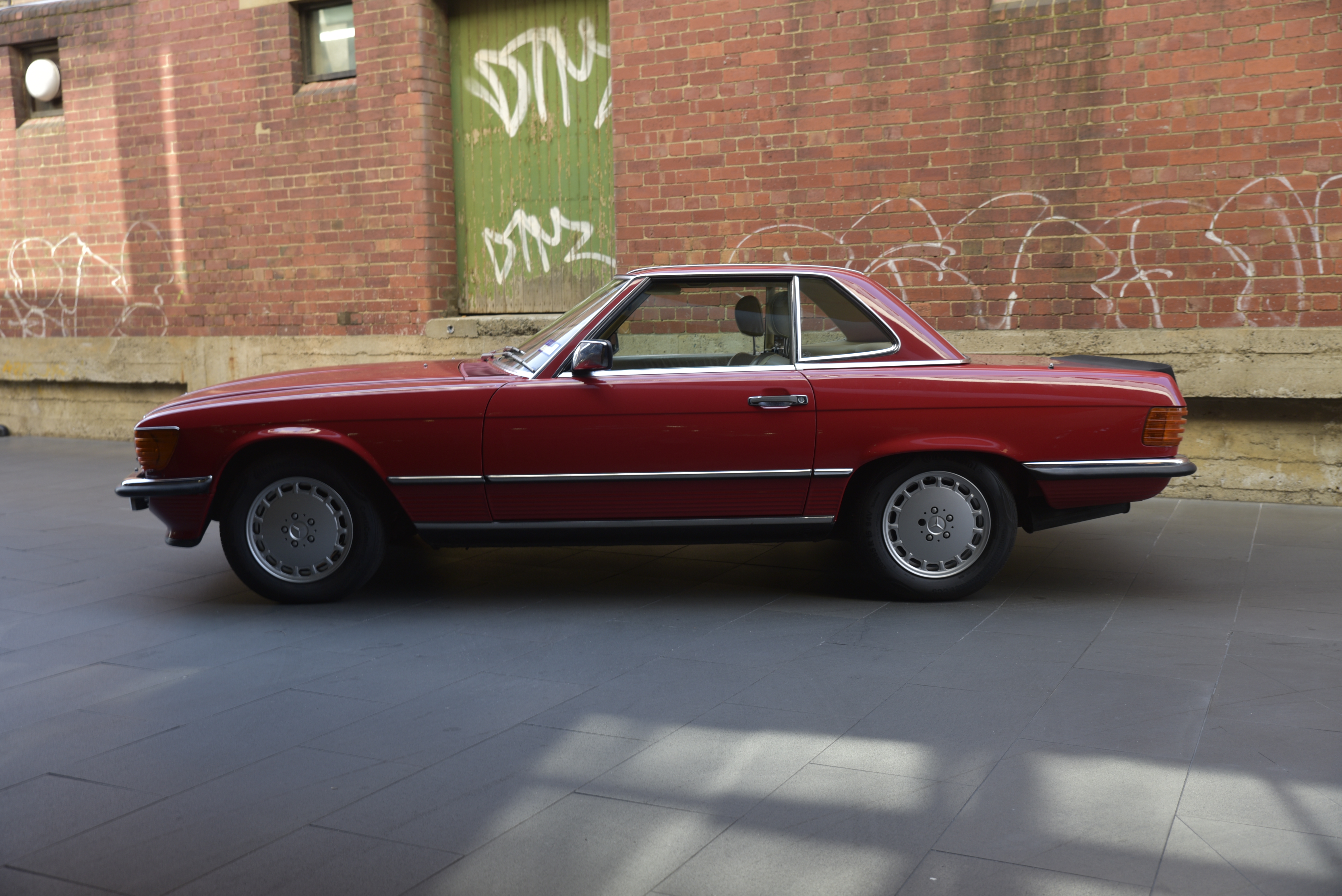 1987 Mercedes-Benz 560SL R107 Convertible 2dr Auto 4sp 5.6i